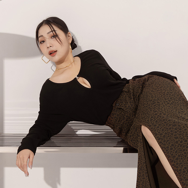 MUA!微辣鏤空造型金屬環圓領長袖上衣 中大尺碼上衣 | Poly Lulu